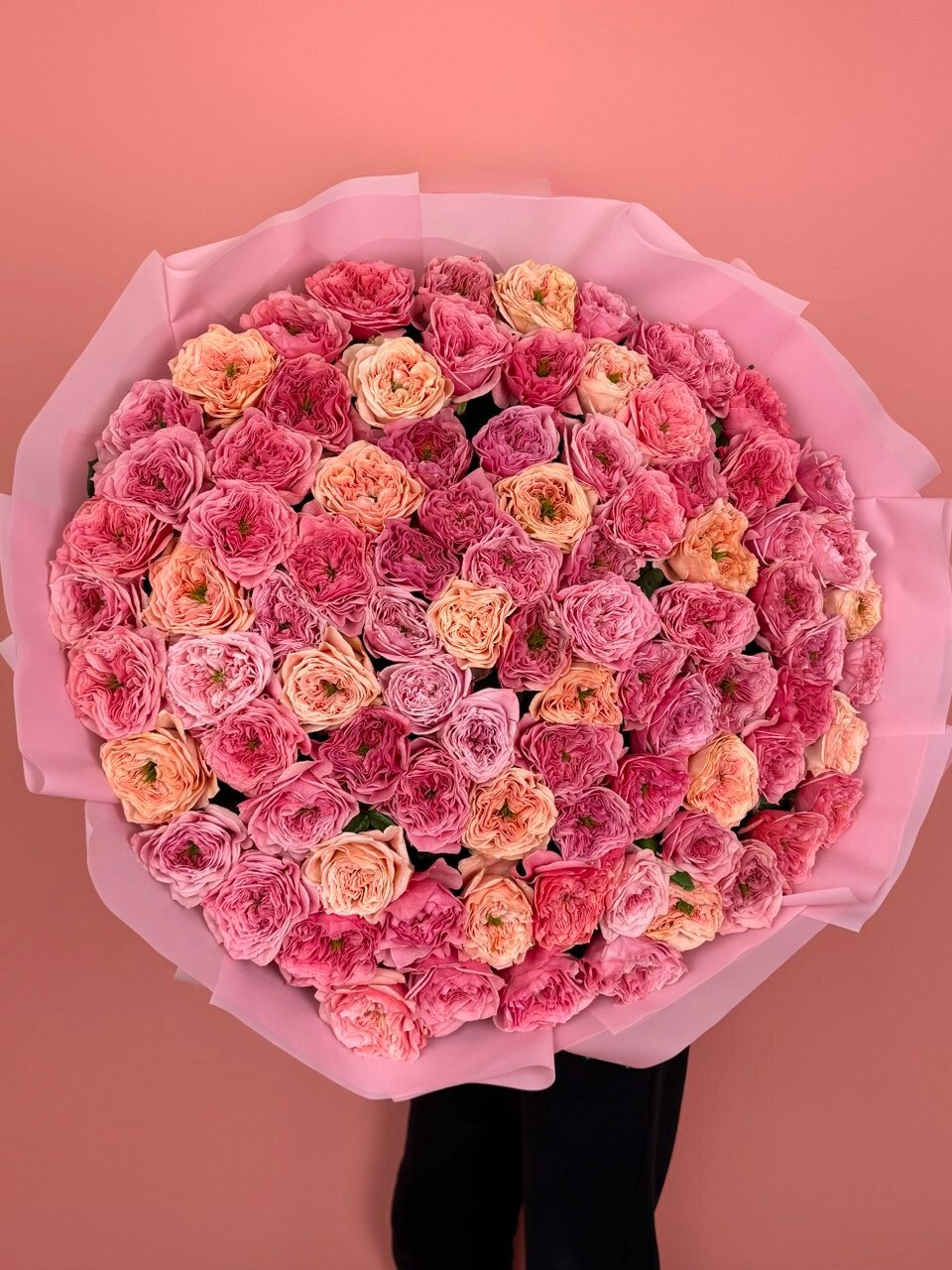 Большой букет из пионовидных роз "Мандарин" размер XXL с доставкой до двери