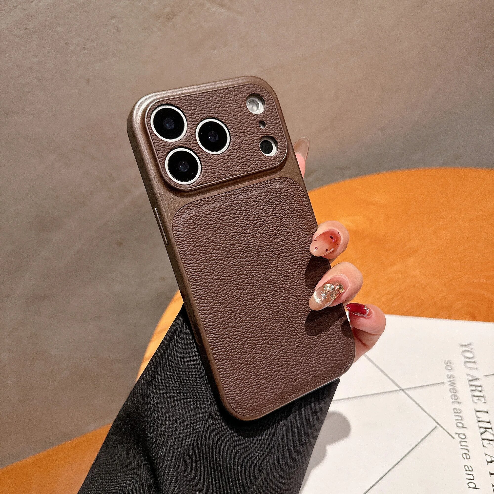 Коричневый чехол для iPhone 17 Air с текстурой кожи