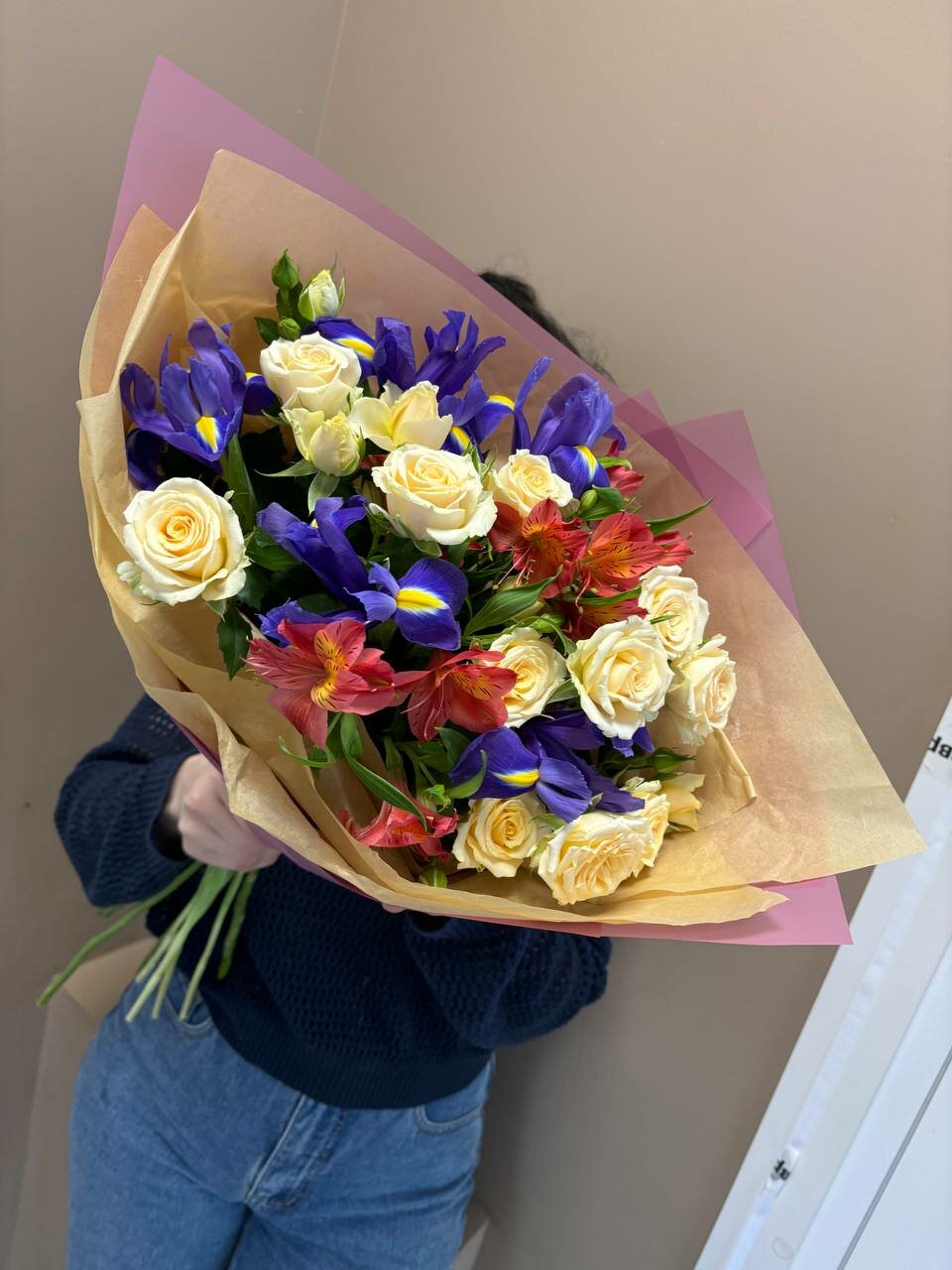 Яркий, сочный букет кустовых роз , ирисов и альстромерии в авторской упаковке