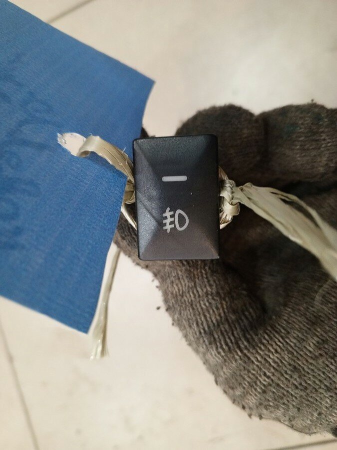 Кнопка включения противотуманных фар от Toyota Corolla E150 2006-2013