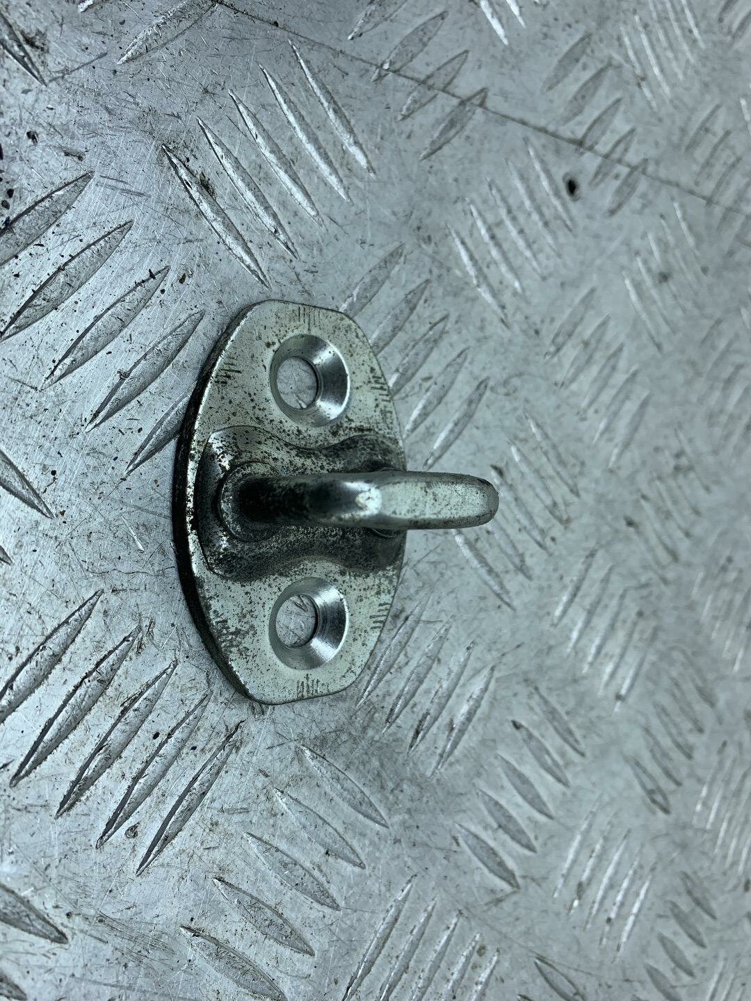 Ответная часть (скоба) замка двери передняя левая Mercedes-Benz Vito W639 (2003 - 2010) A0007200204