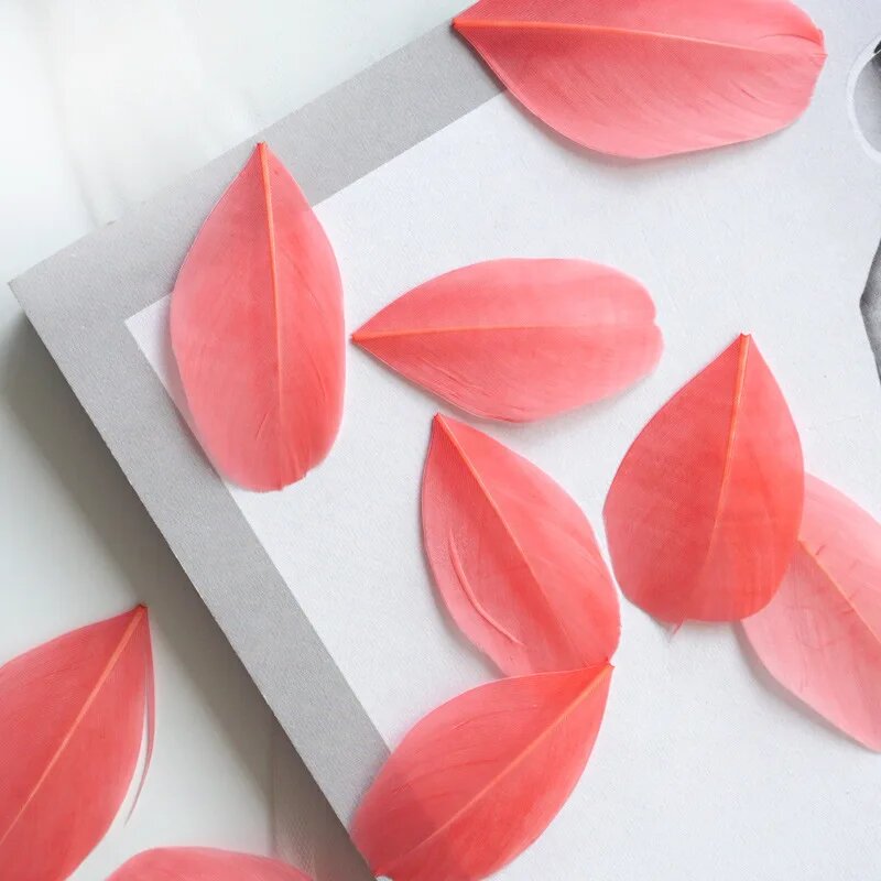 Розовые перья декоративные 5-8 см, 50 шт, watermelon red