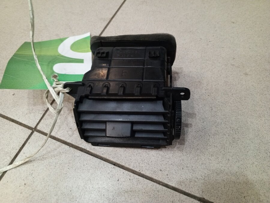 Дефлектор воздушный центральный правый от Mazda 3 bk 2003-2009