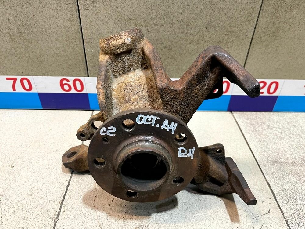 Кулак передний правый Skoda Octavia A4 1J0407256N