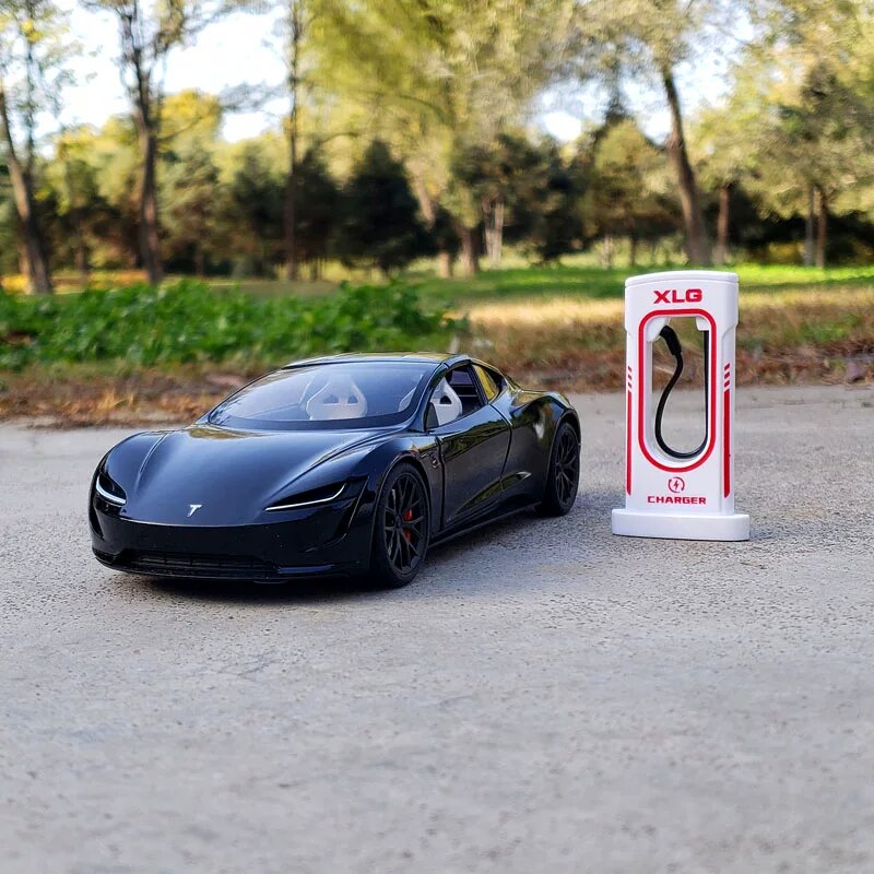 1:24 Масштабная модель Tesla R черного цвета из сплава с функцией света и звука для коллекционных игрушек