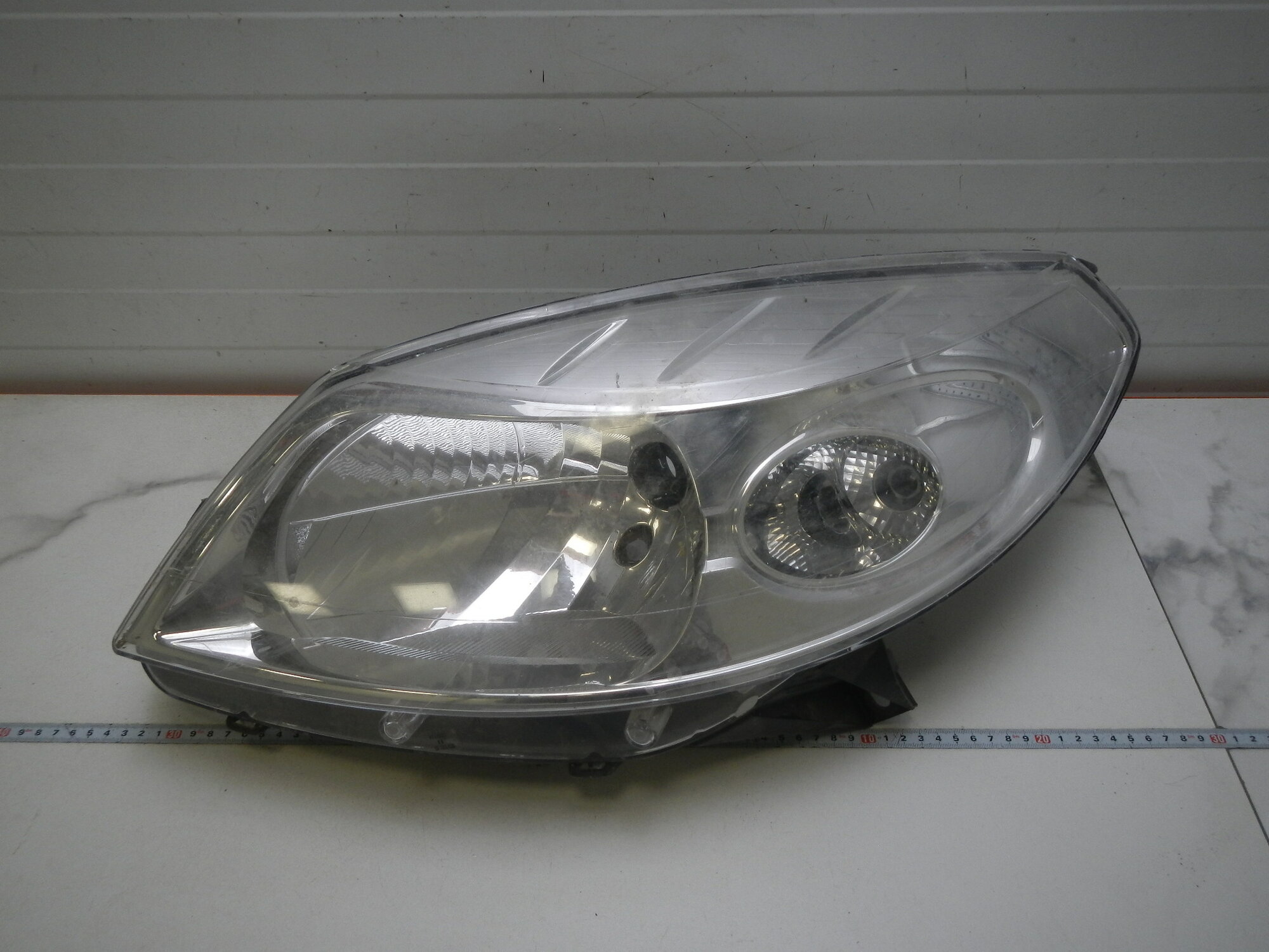 Б/У Фара левая, Renault (Рено)-SANDERO (09-) RENAULT SANDERO (09-) Отколоты куски корпуса, трещина на корусе, сломана на...