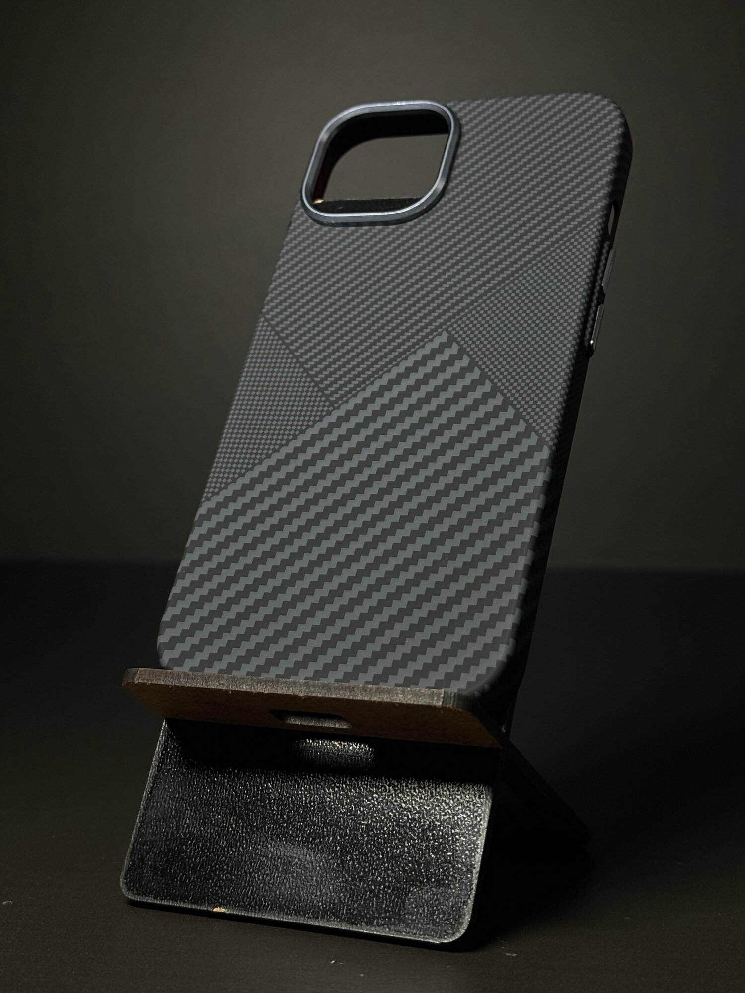 Чехол для Айфон 13/14 с МагСейф из Кевлара / чехол на iPhone 13/14 с MagSafe LUXO Life+, черный, с узором, карбоновый