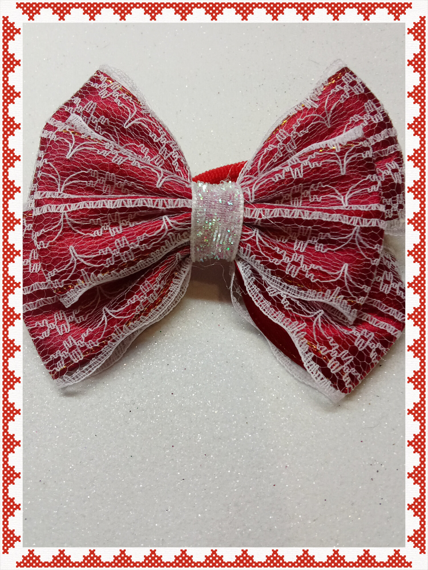 Бантик из репса с кружевом на резинке ручной работы, подходит как для мероприятия так и для повседневного использования