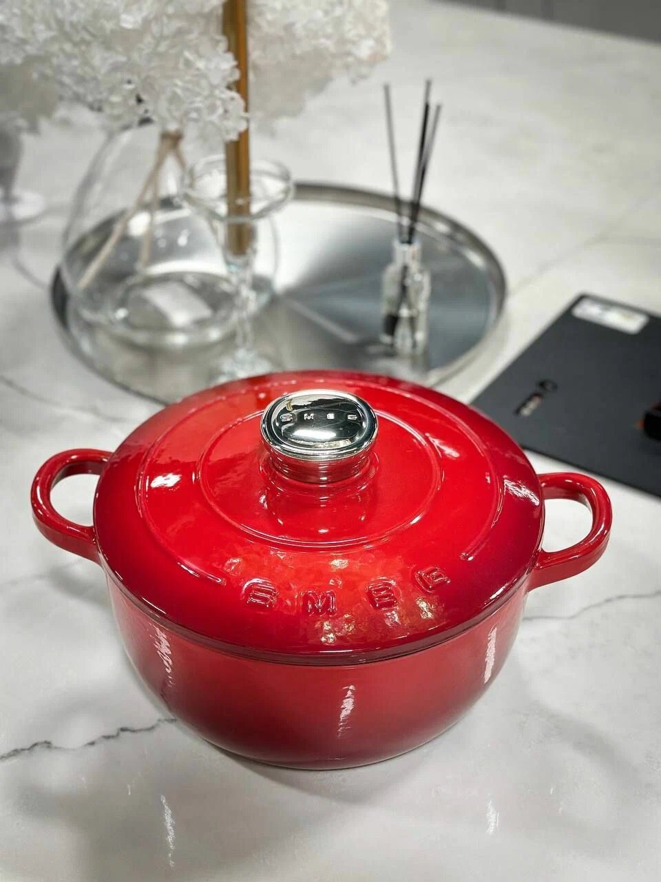 Кастрюля Smeg, чугунная, красная, с антипригарным покрытием, 4.2 л