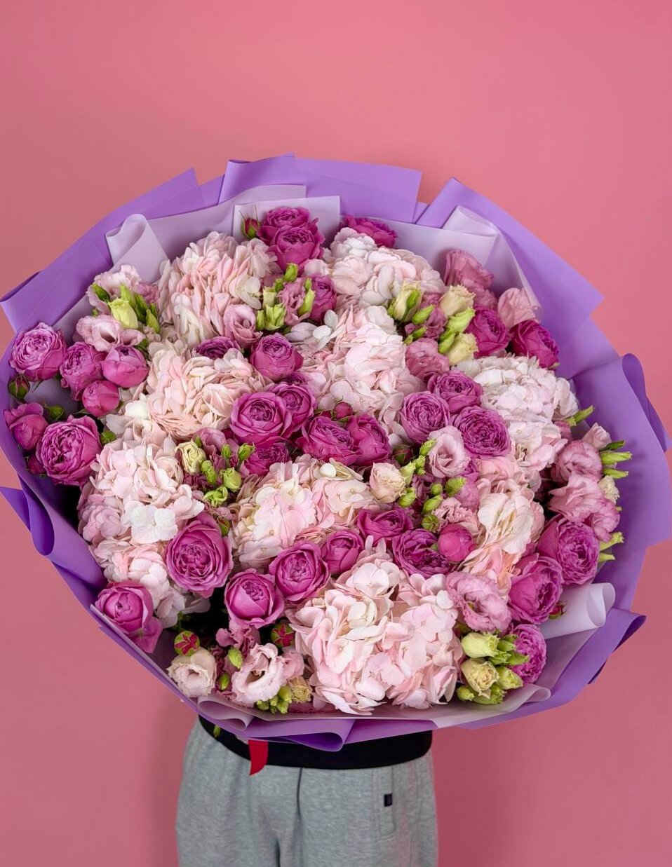 Нежный авторский букет из ароматных гортензий, пионовидных кустовых роз и эустомы