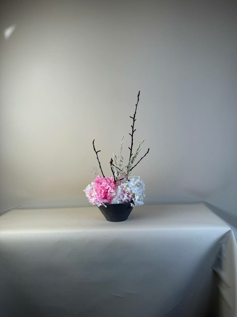 Композиция "Наоко" из стабилизированных цветов с ветками в фарфоровой вазочке