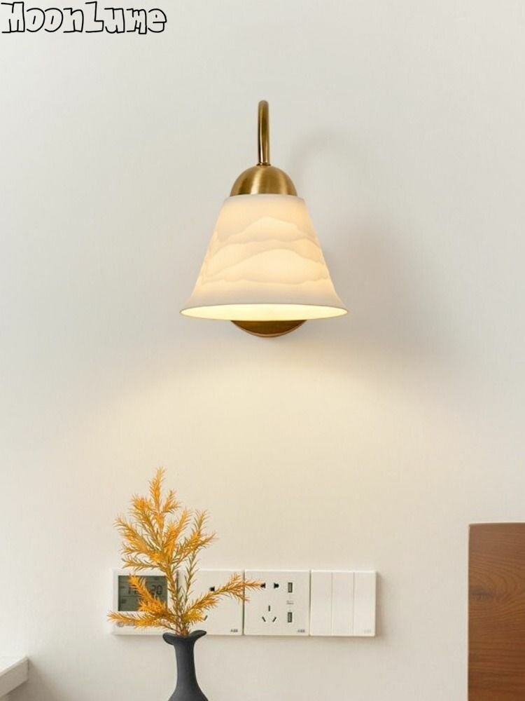 Настенный светильник серии Retro Simple White