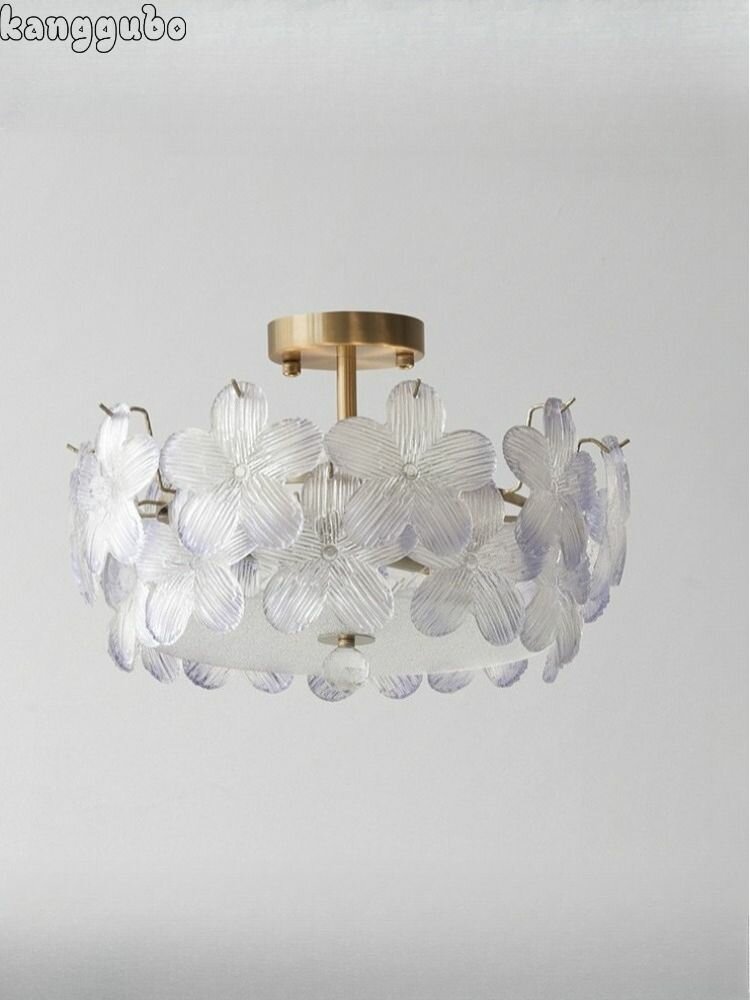 Стеклянная люстра в форме цветка