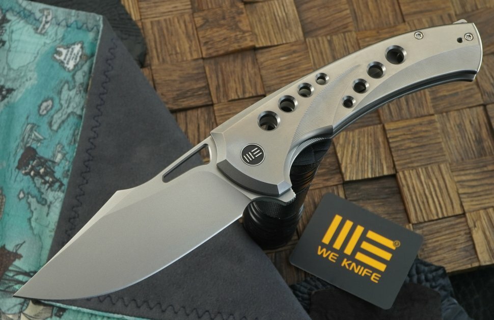 Складной нож We Knife Swiftfin, сталь CPM 20CV, рукоять серый полированный титан