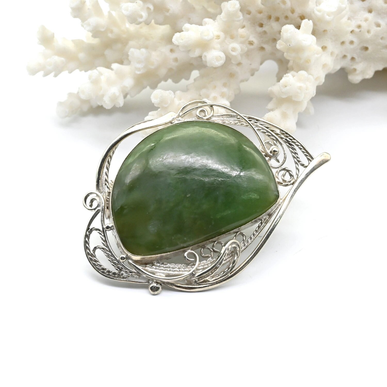 Брошь, нефрит