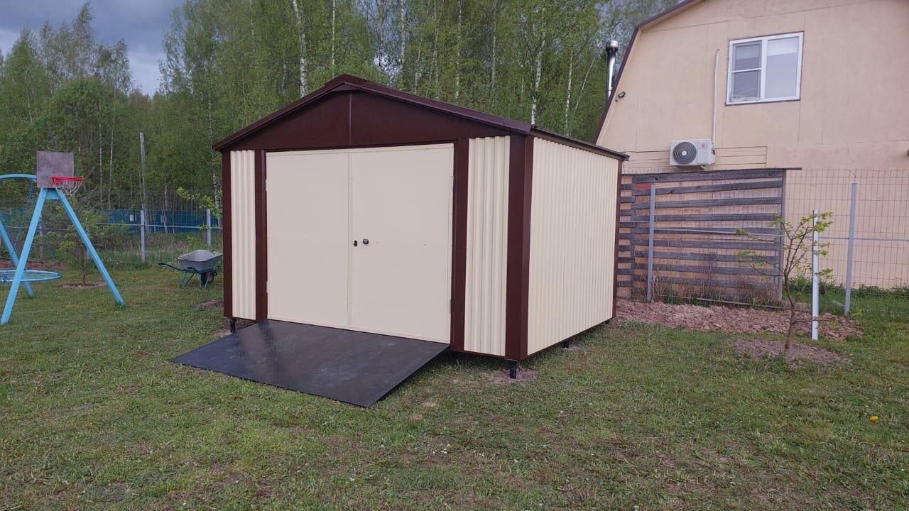 Металлический хозблок 3,84х3,85м, со сборкой на сваи, распашные двери, пол металл, пандус.