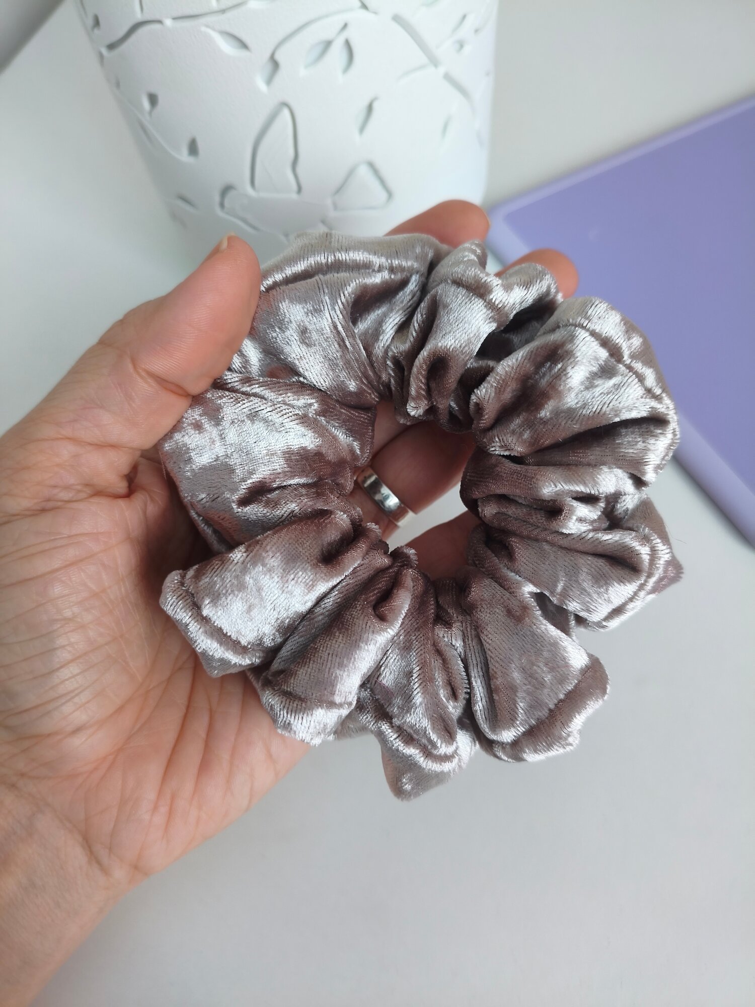 Бархатная резинка для волос "Бежево-серый", большая, женская, мягкая.