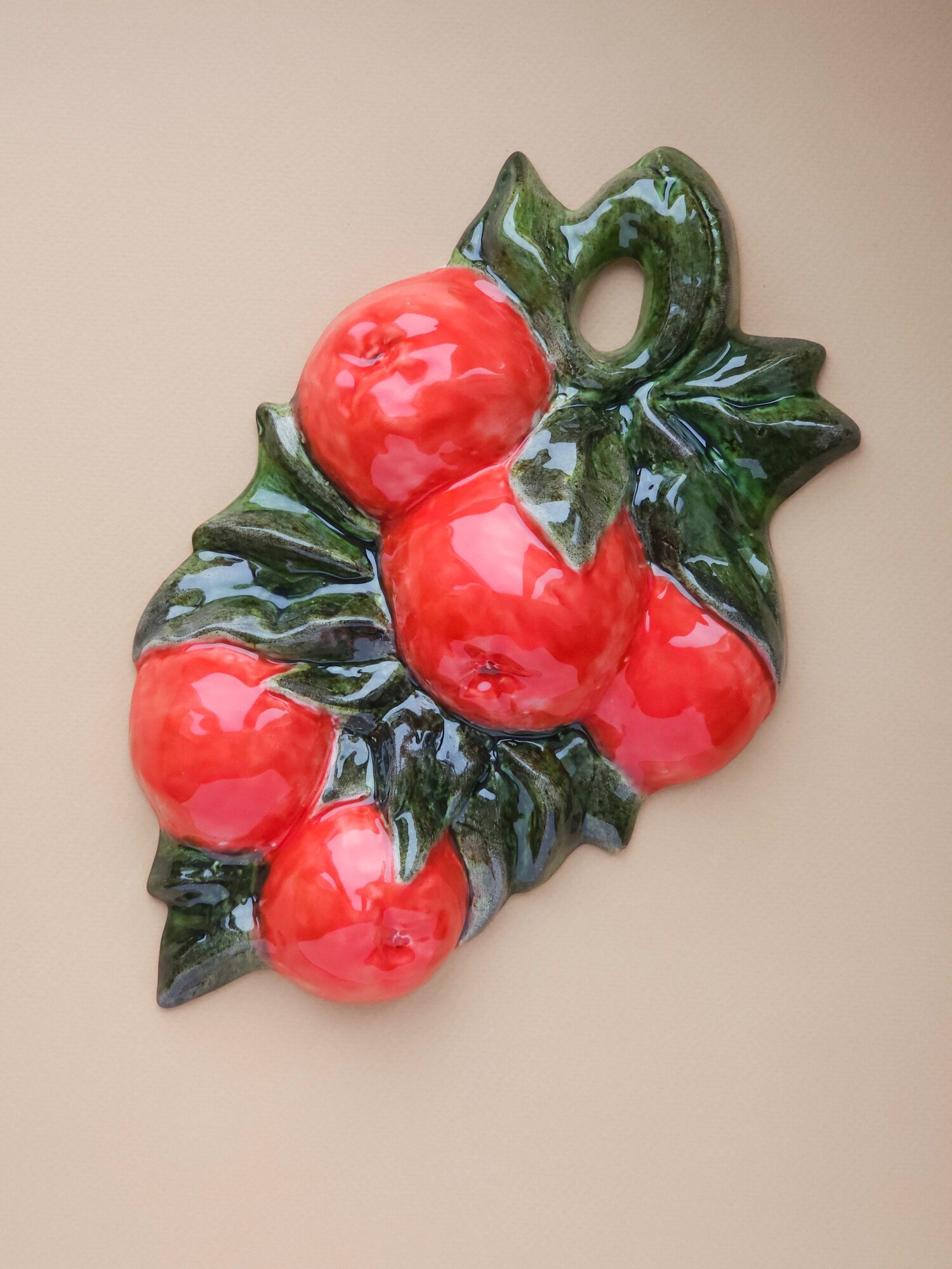 Веточка с яблоками (красные). Панно, настенный декор, плакетка, украшение настенное интерьерное. Ярославская майолика. Керамика ручной работы. Сделано в России.