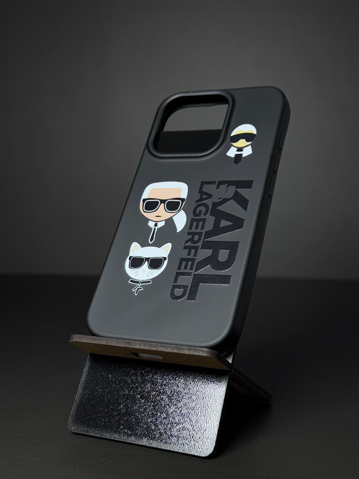 Пластиковый чехол-накладка Karl Lagerfeld для iPhone 15 Pro, черный