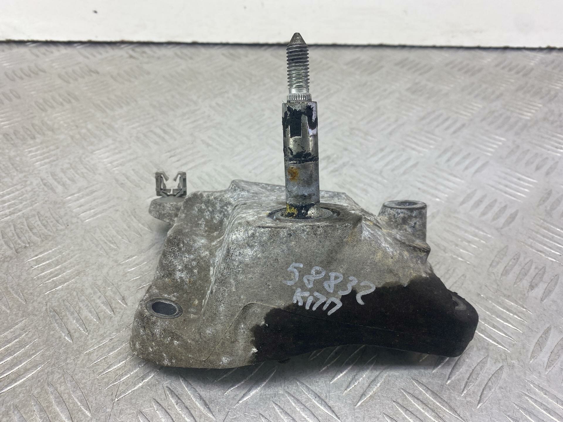 Кронштейн коробки (балка кпп) Nissan NV200 1 (2009 - 2026) 8200277203