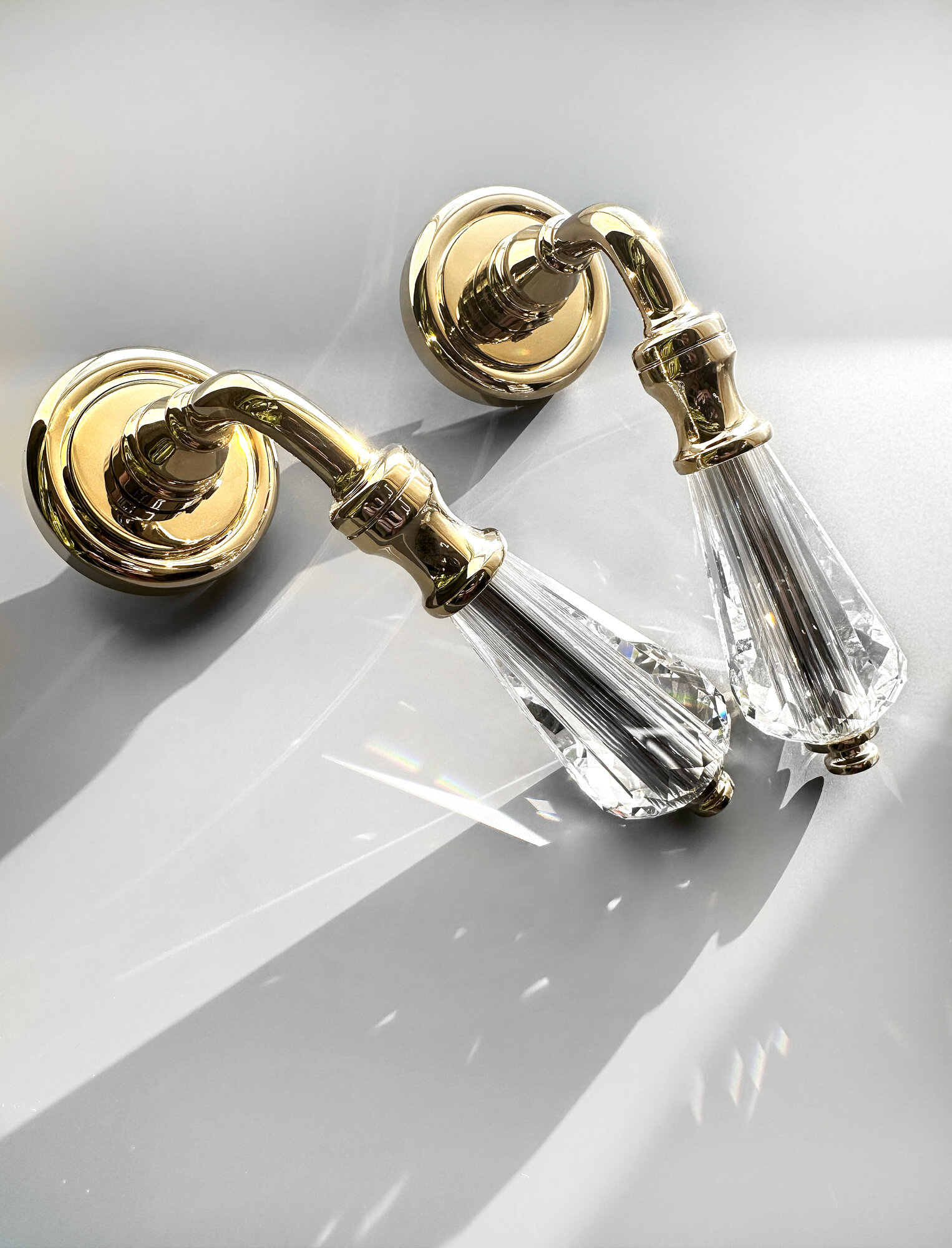 Дверная ручка GHOBESTIR, латунь, PVD Gold, с кристаллом, круглые, на розетке