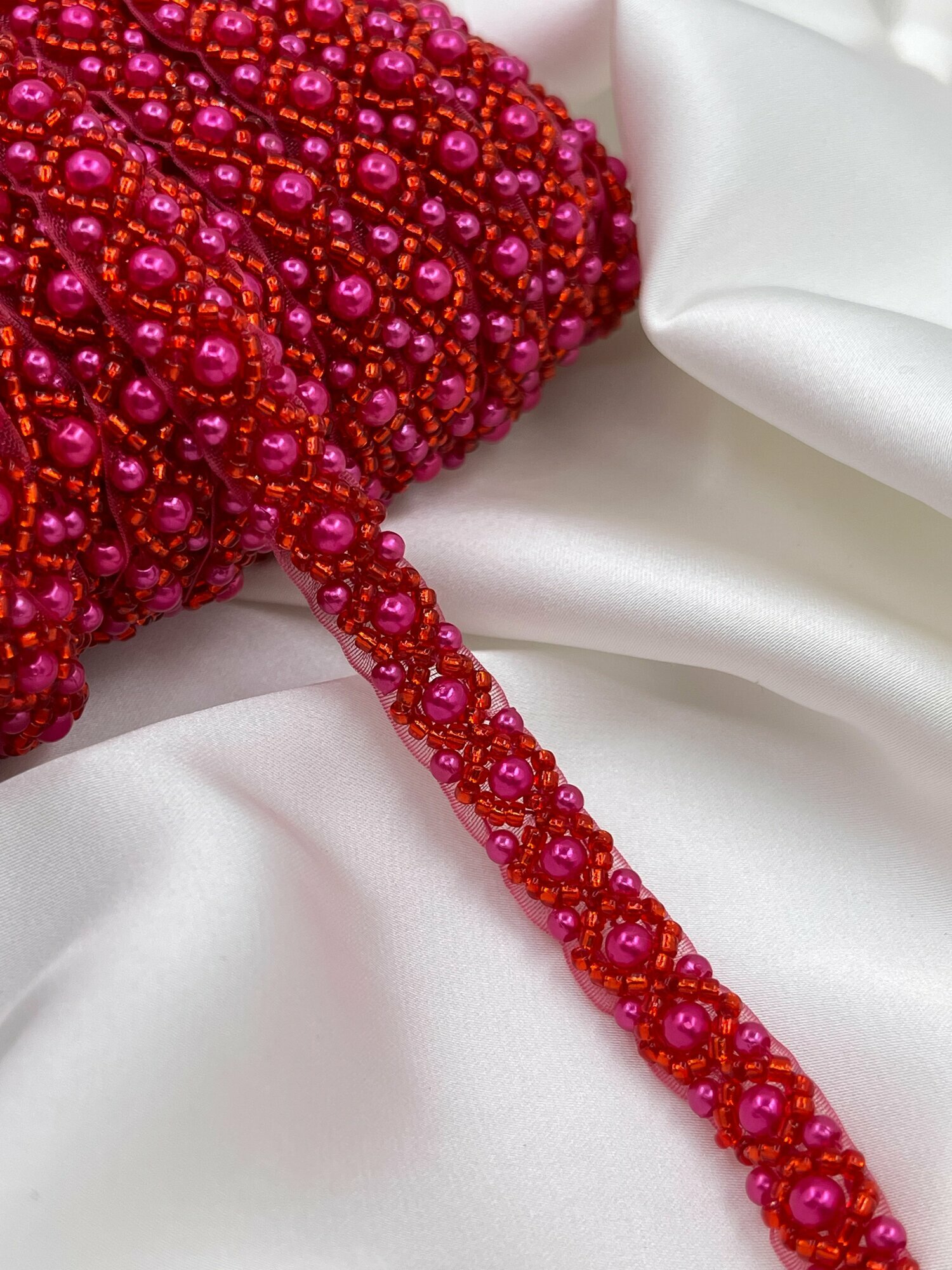 Тесьма красная декоративная с жемчугом и бисером 1 метр