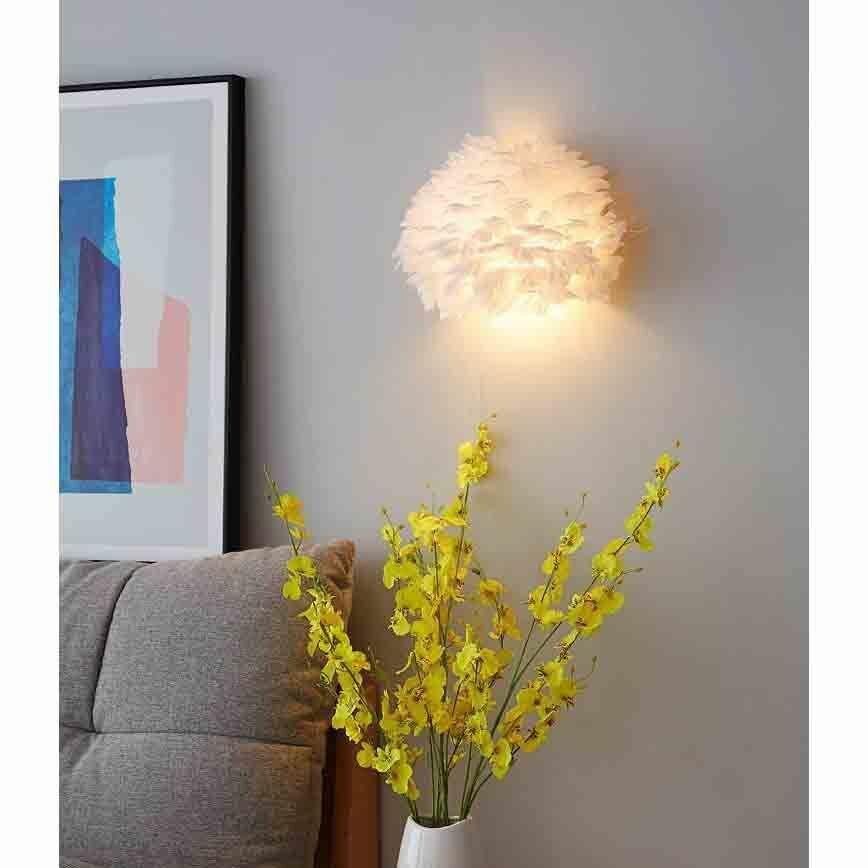 Теплый и романтичный настенный светильник из перьев