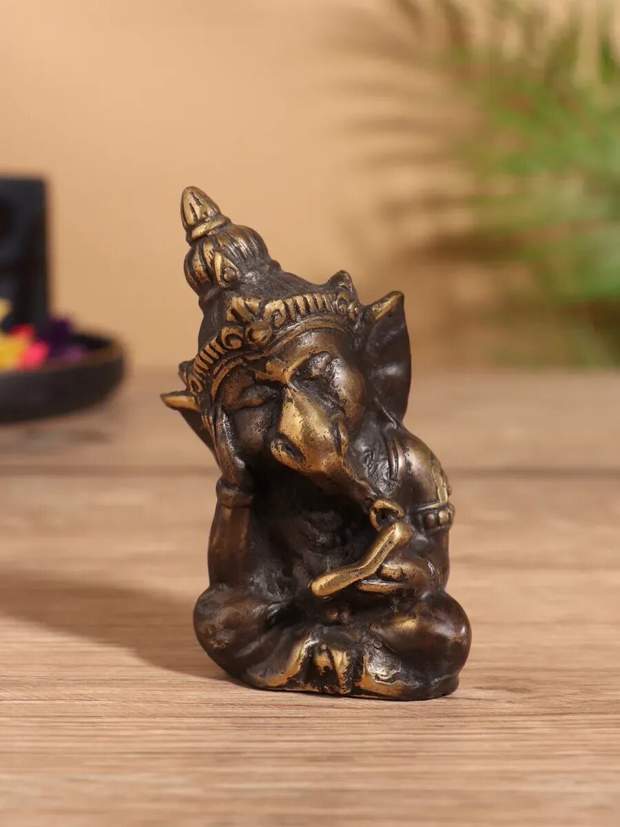 Статуэтка Ганеша с книгой