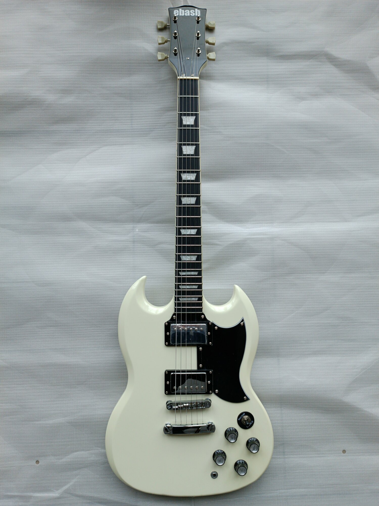 Электрогитара 6 струн (гитара электрическая) SG E-BASH белый
