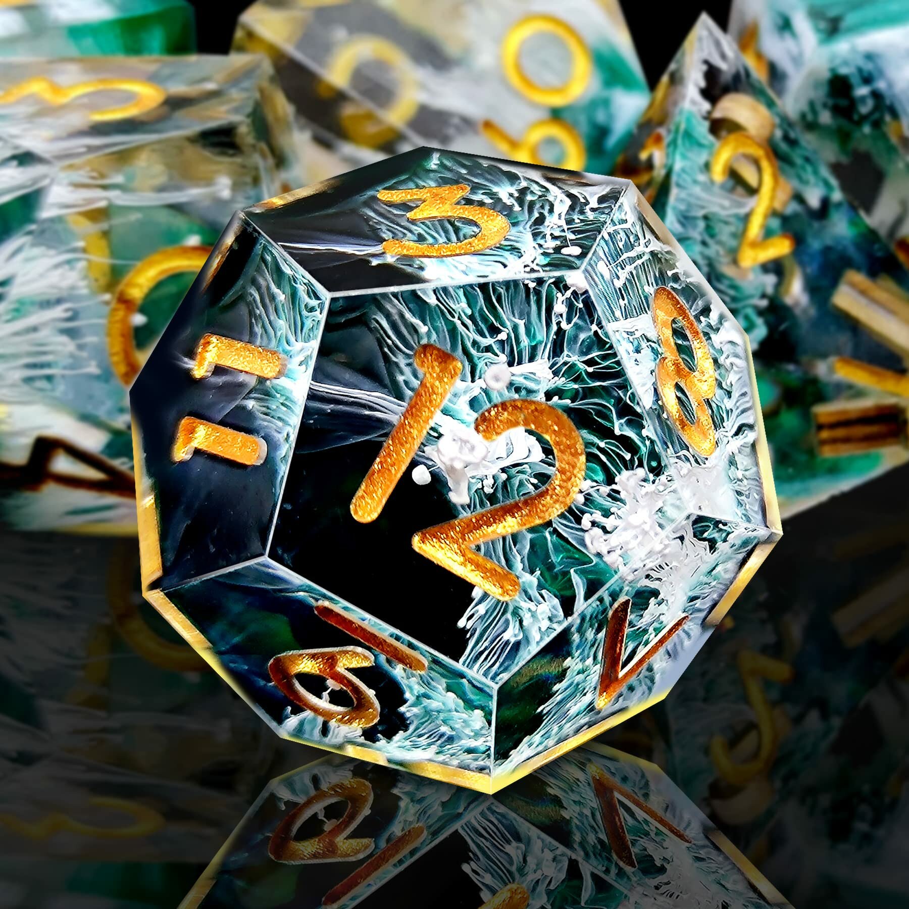 Прозрачные смоляные кости для ДнД, набор из 7 полихедральных кубиков с золотыми цифрами для Dungeons & Dragons и других настольных ролевых игр, ручная работа