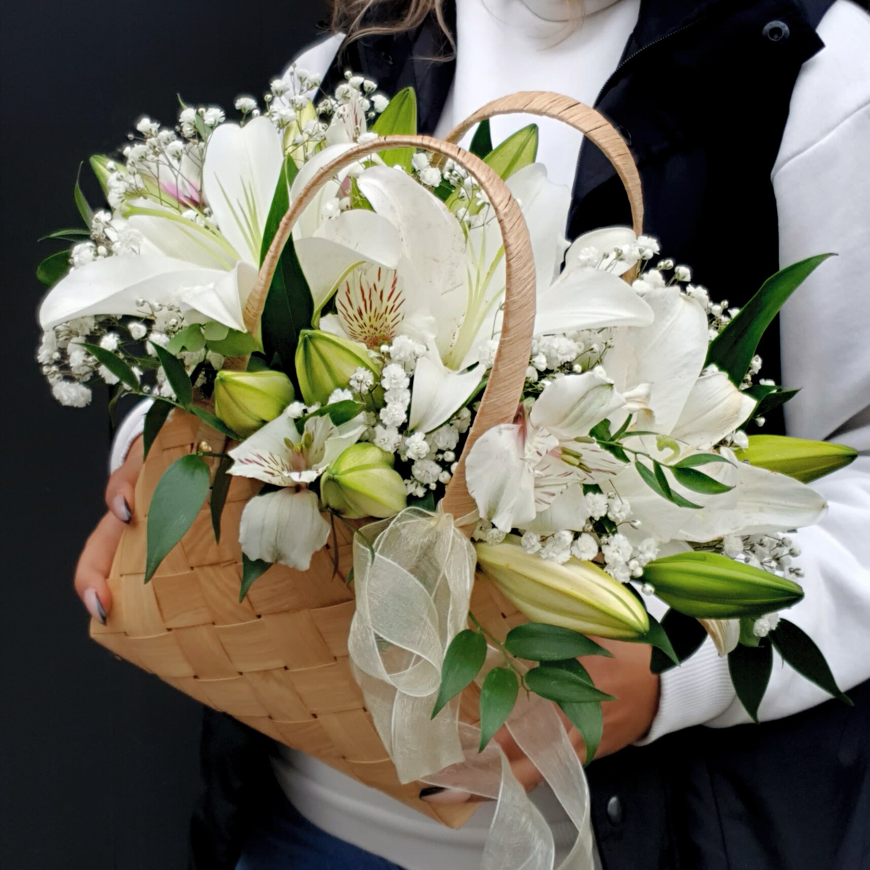 Букет «Лилии нежности», высота 10 см, белоснежные лилии в сумочке-корзине