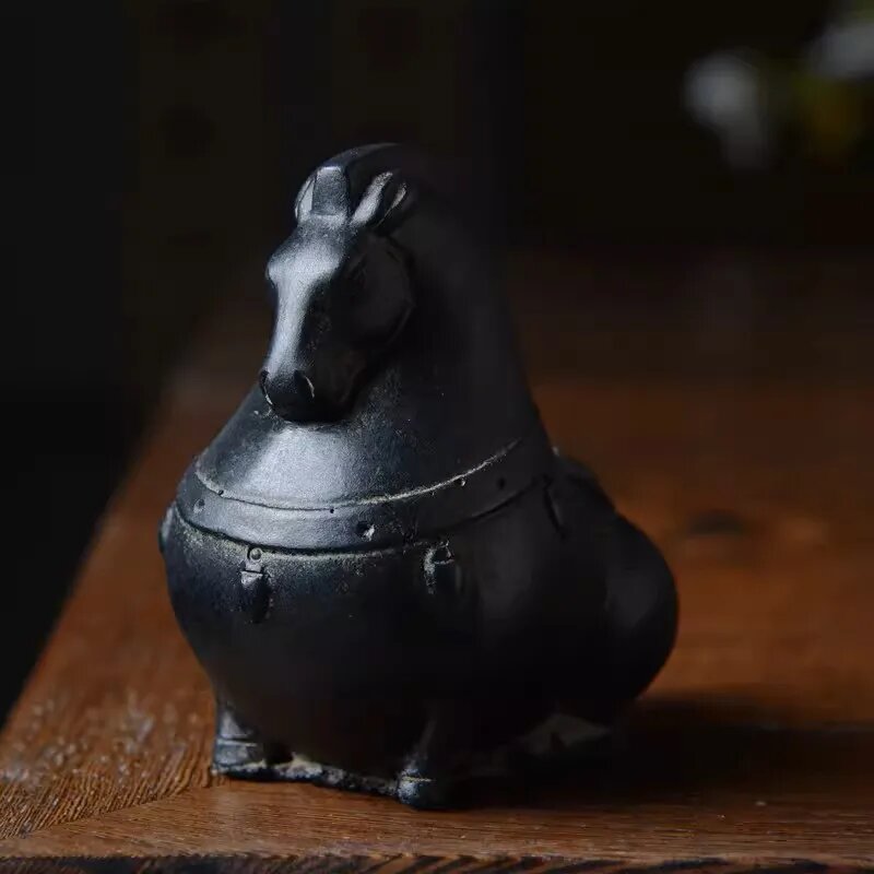 Каменная статуя лошади династии Тан