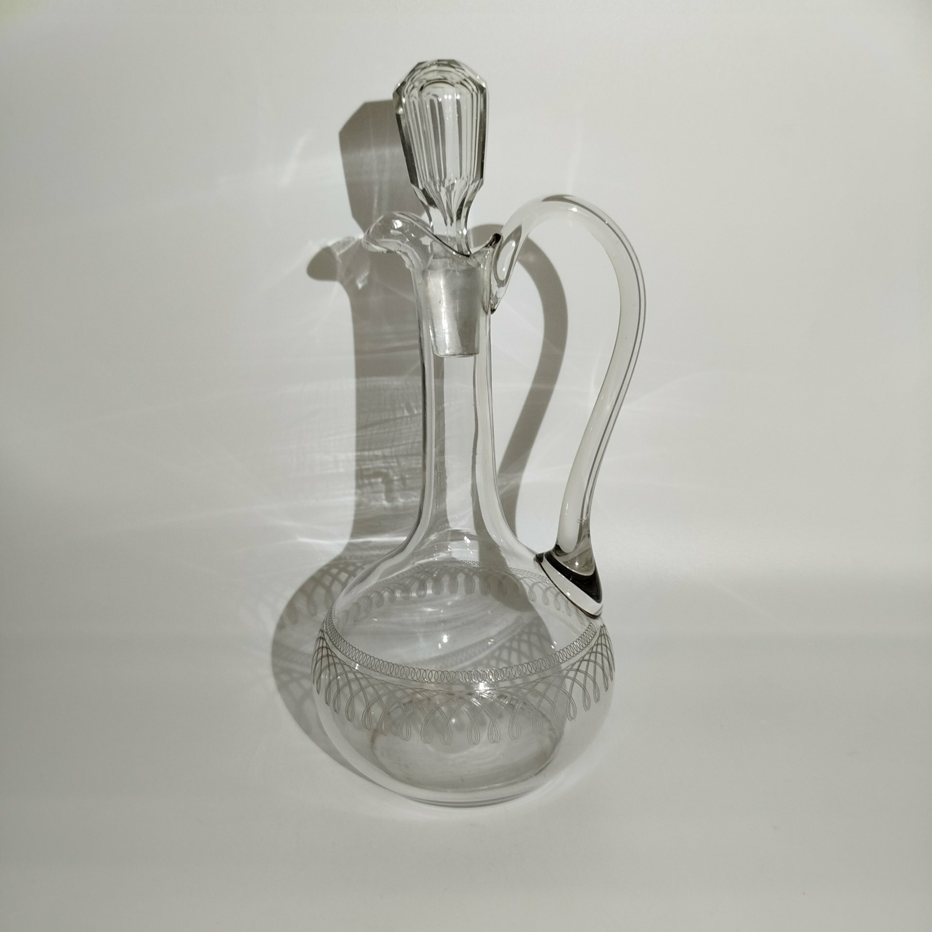 Графин с орнаментальным пояском и граненой пробкой (с линзой на дне), стекло