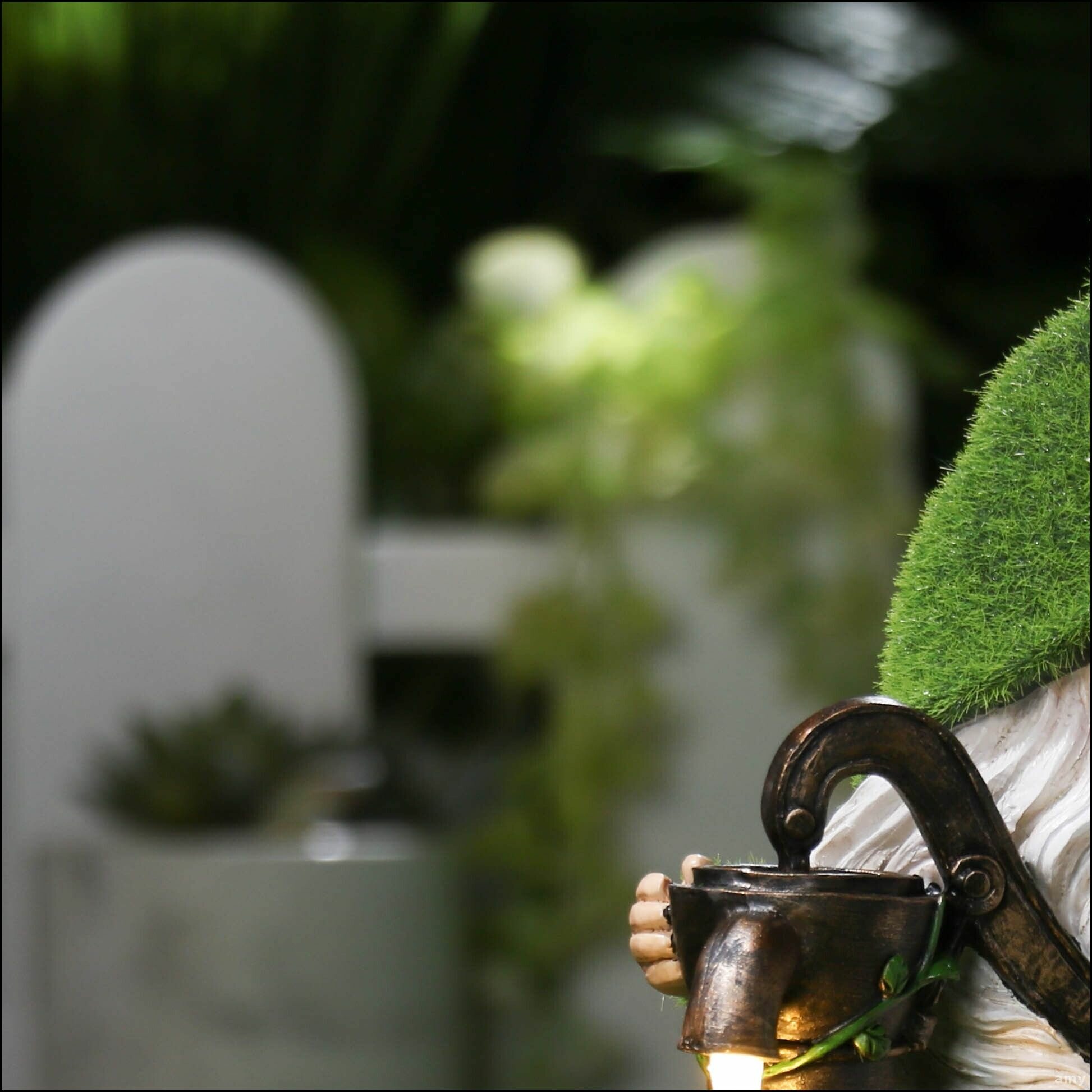 Садовая фигурка с подсветкой от солнечной панели "Гном с насосом"