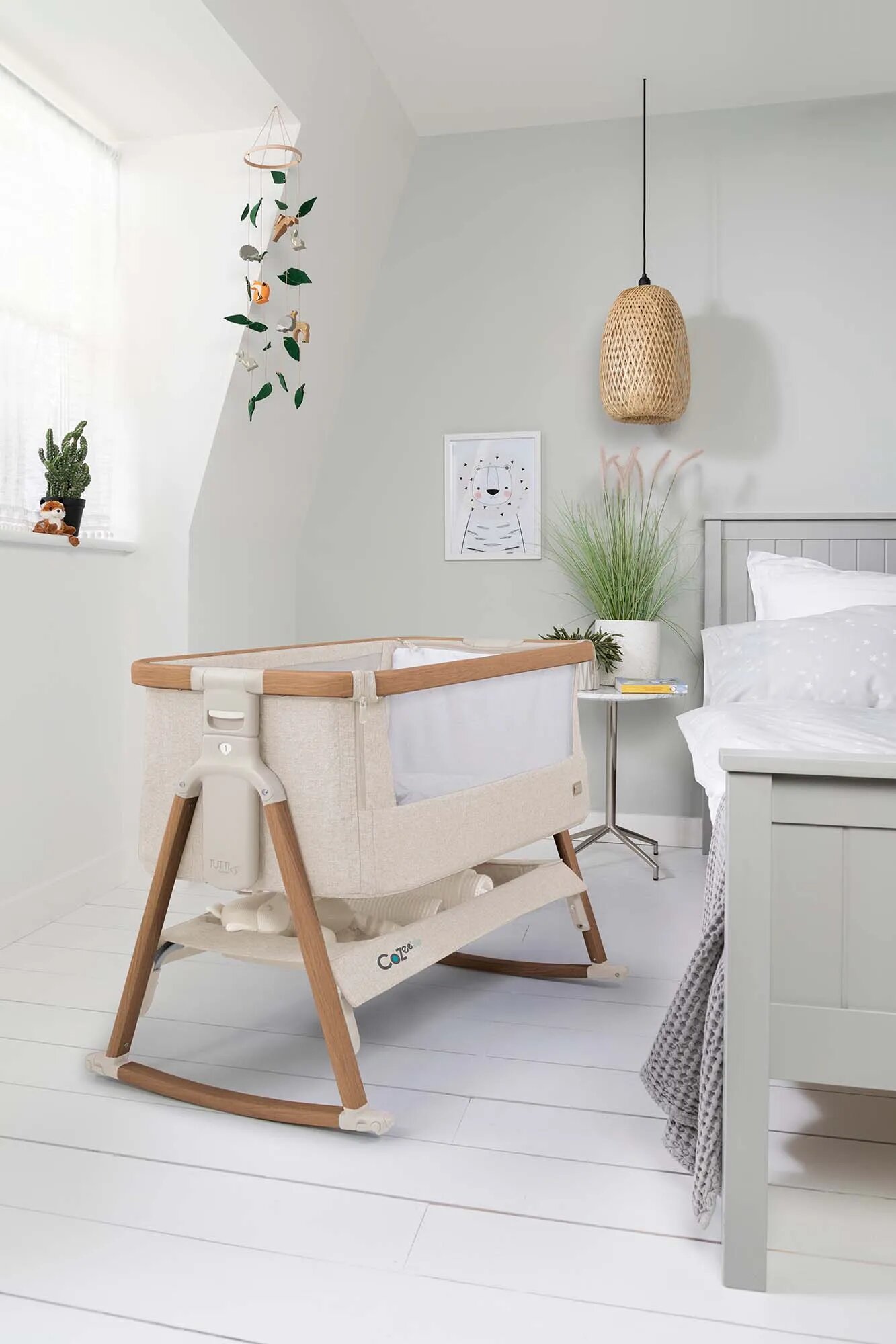 Колыбель приставная с качалкой и колесами Tutti Bambini CoZee Scandinavian Walnut and Ecru