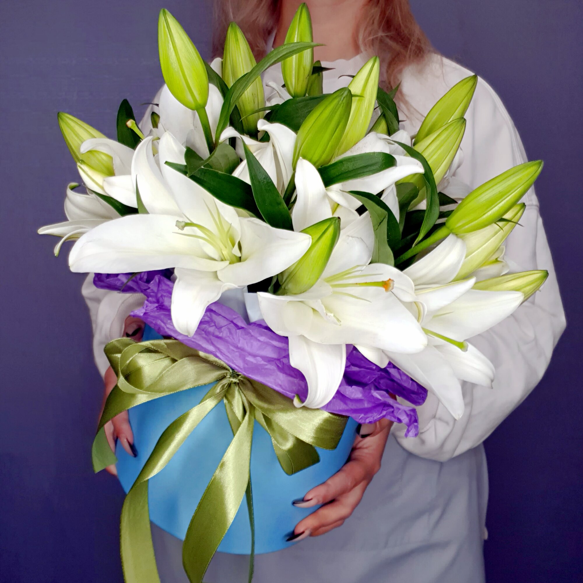 Букет "Моя дорогая", высота 40 см, белоснежные лилии в шляпной коробке