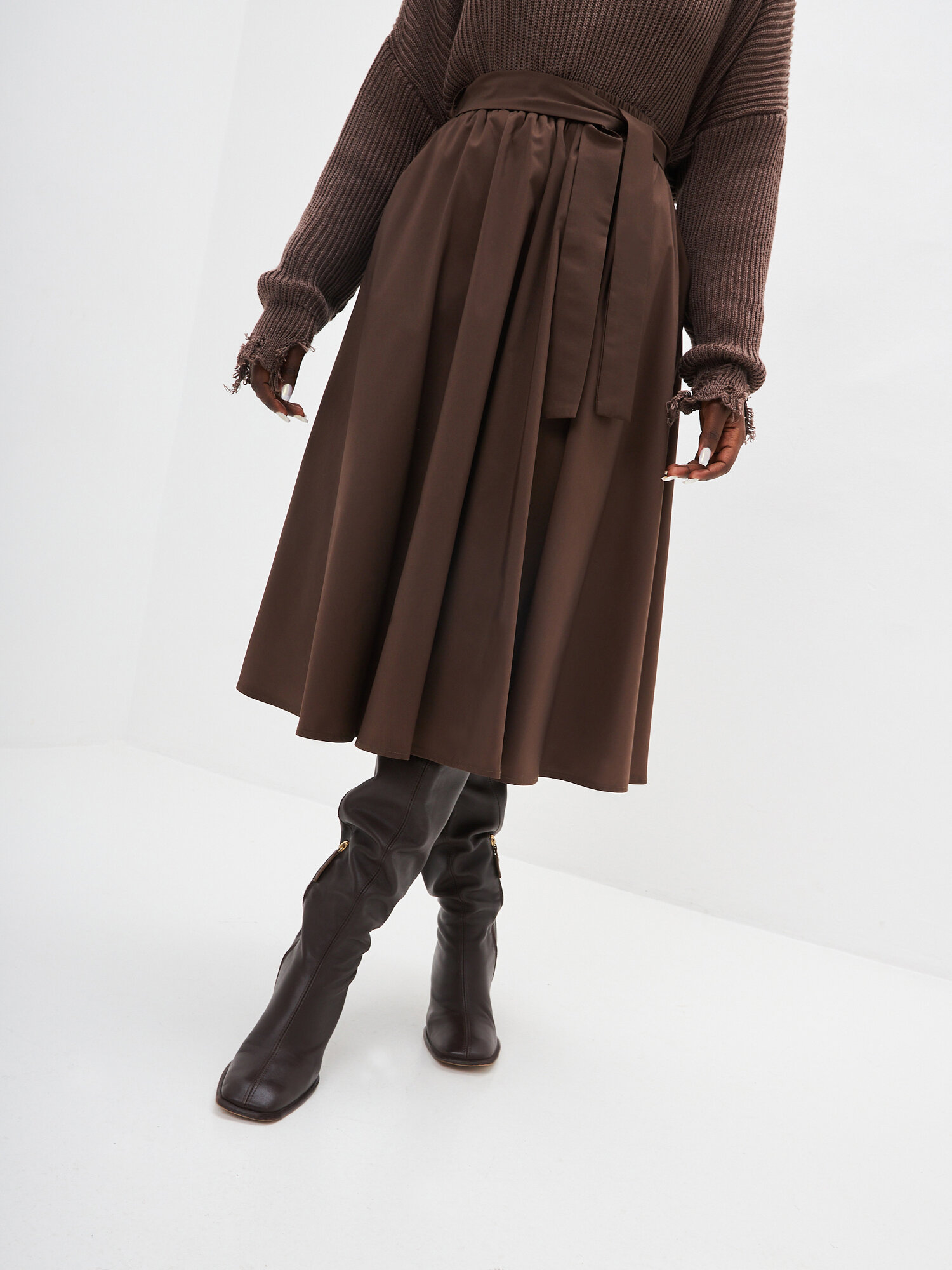 Юбка миди в складку на резинке коричневая, с подкладом, карманами и поясом