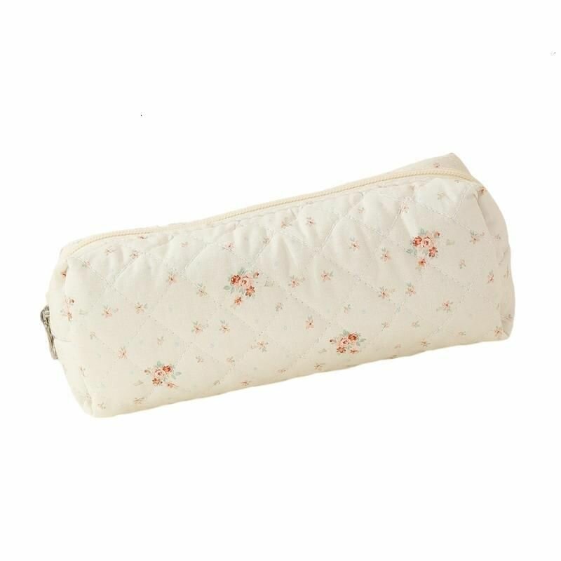 Маленький цветочный пенал-маленькие цветы на белом фоне