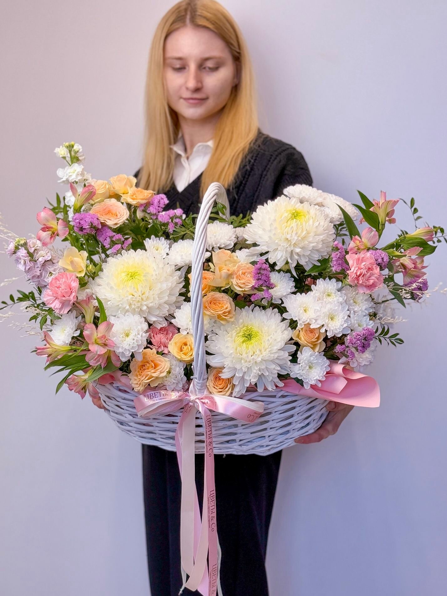 Цветочная корзина с альстромерией, хризантемой, маттиолой "Чудесная сказка"