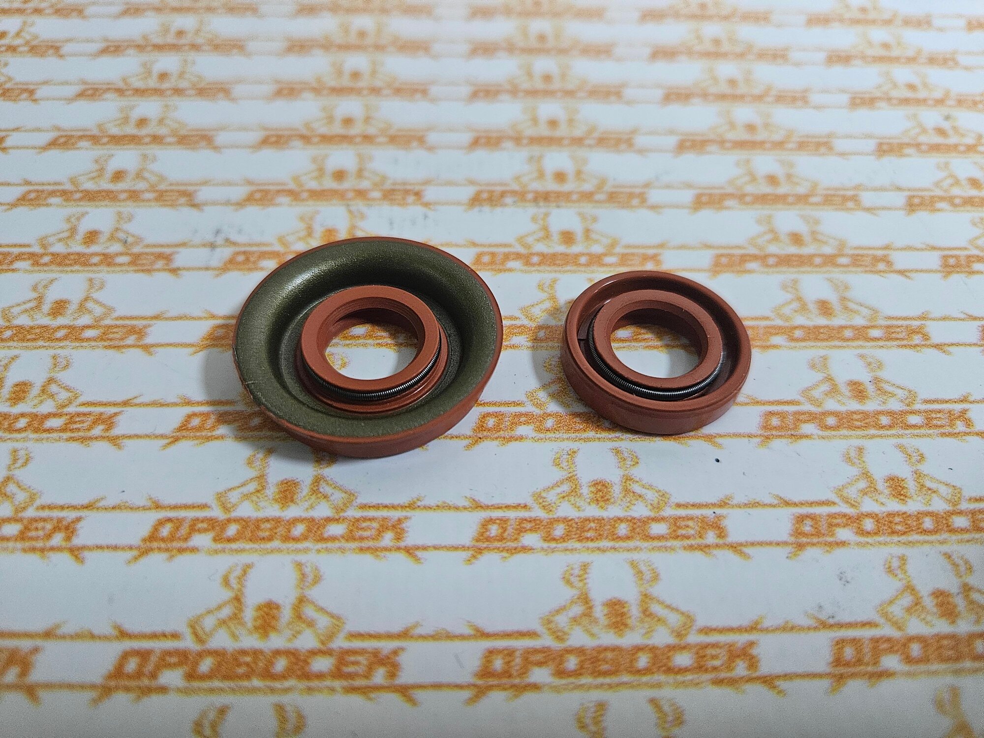 Сальник левый и правый для бензопилы DDE CS250-12"