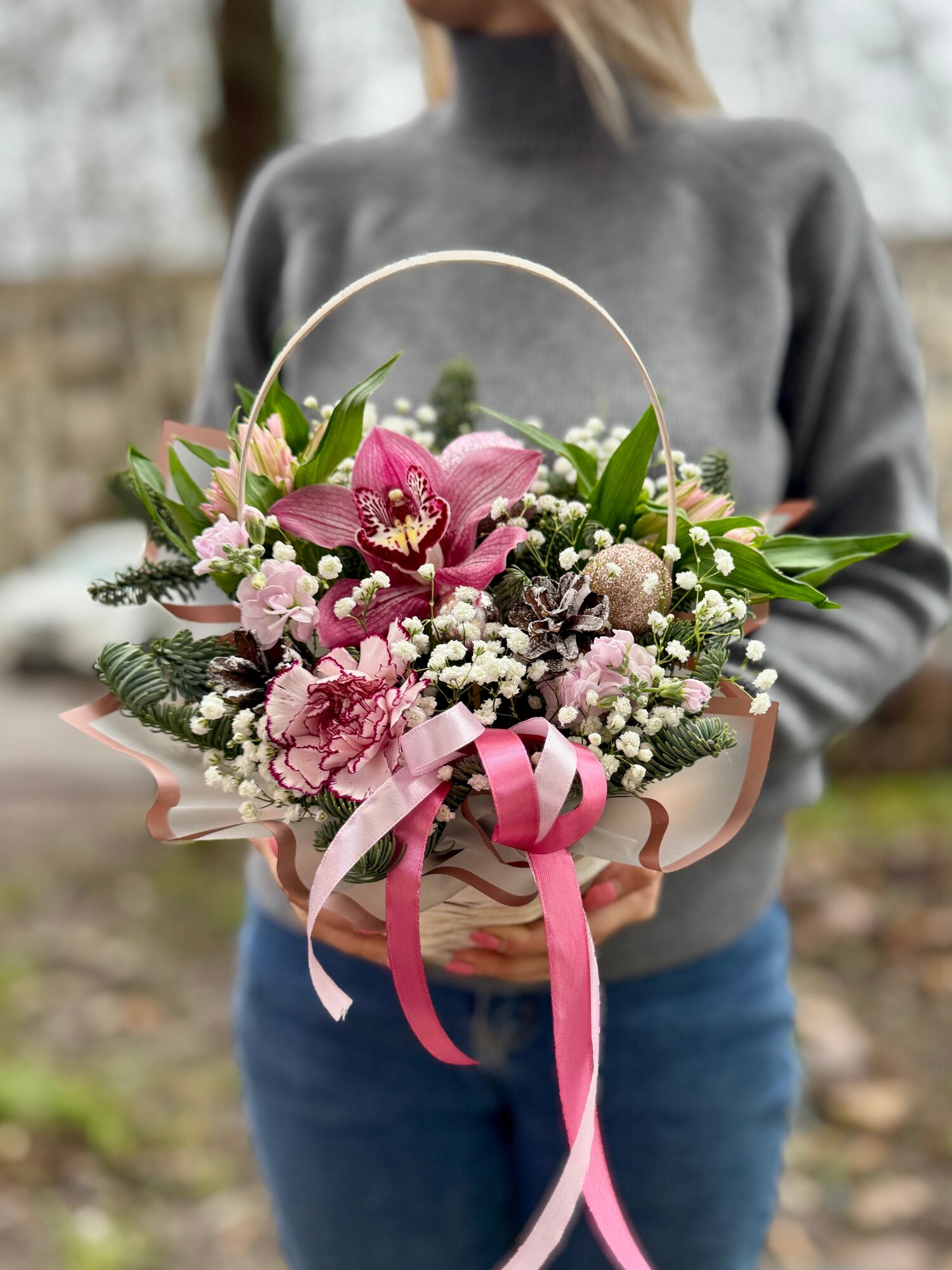 Корзинка "Ок! ЦветОк!" с живым нобилисом, цветами, зимняя, 1000 г