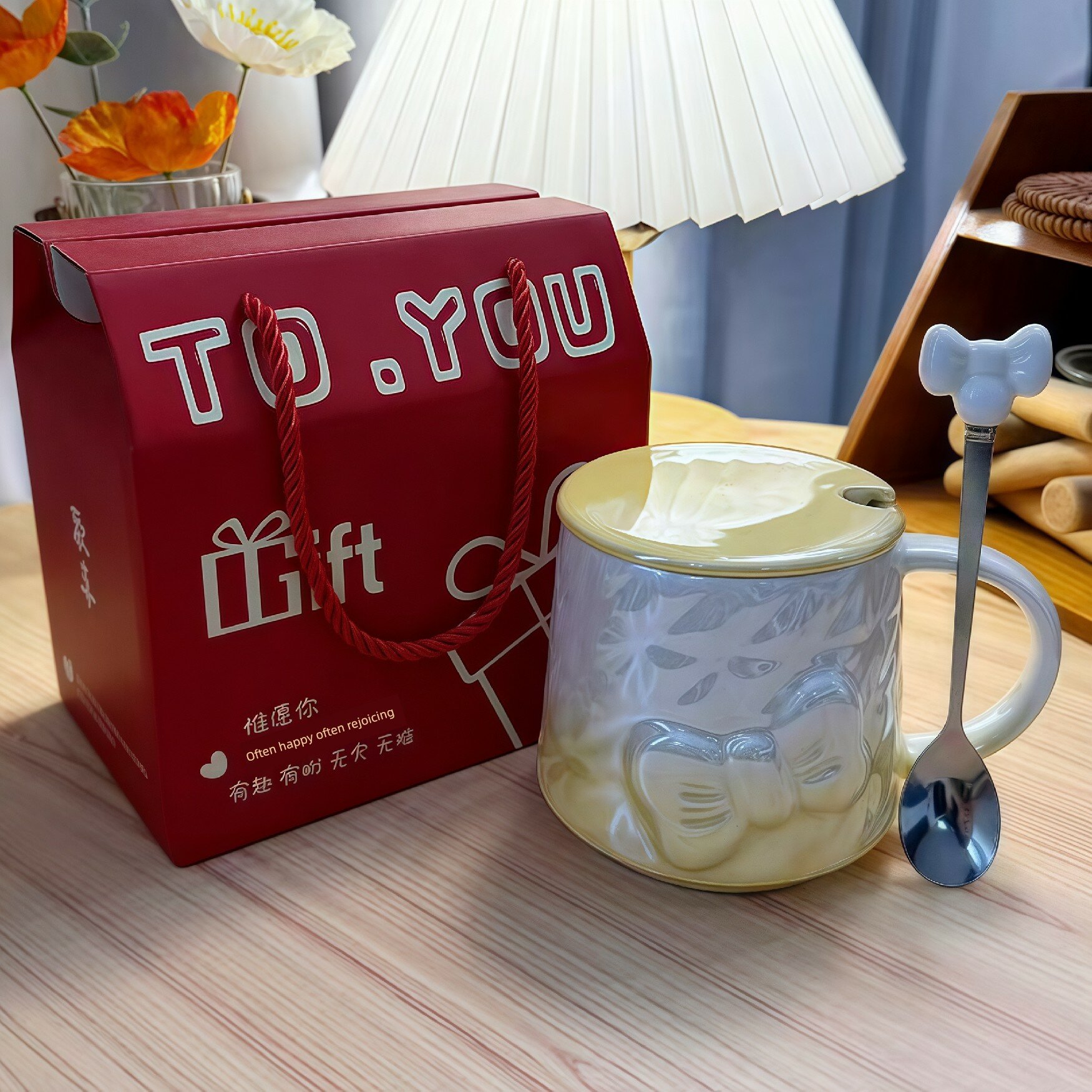 Подарочная коробка для праздника: желтая керамическая чашка с крышкой и ложкой, праздничный подарок