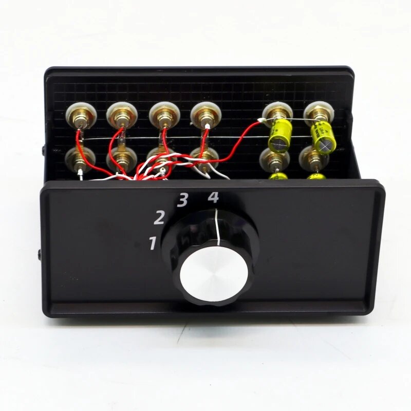 Распределитель аудиосигнала 4IN-2OUT имеет 4 канала для выбора входа и 2 канала для одновременного выхода для усилителя.