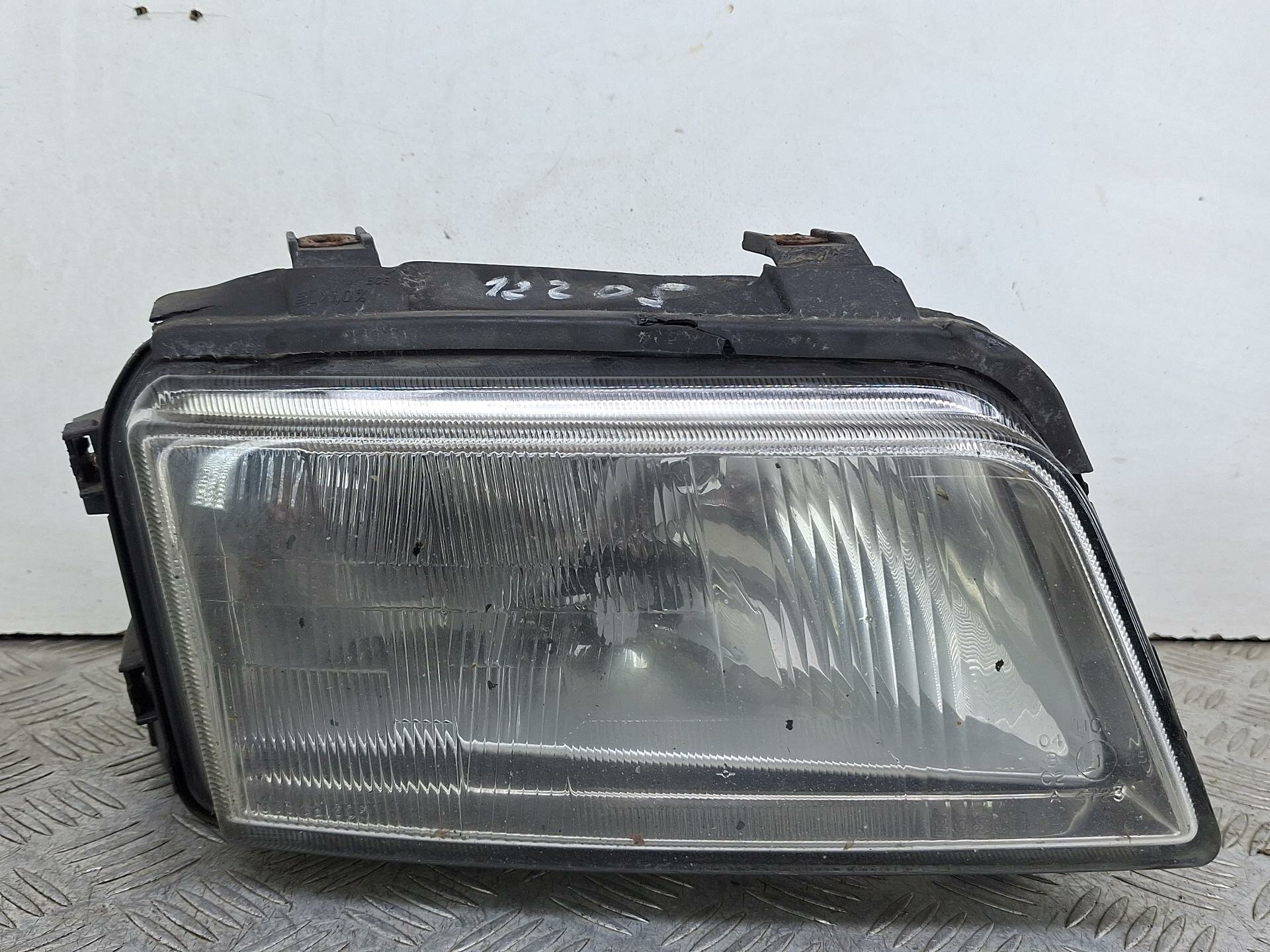 Фара правая Audi A4 B5 1997 8D0941030B