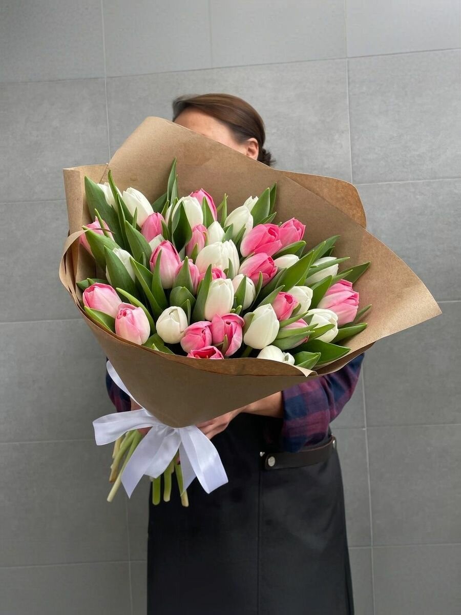 Букет из 39 белых и розовых голландских тюльпанов