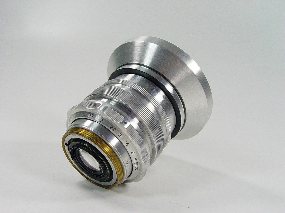 1958г. Удостоен высшей награды. Красногорск. Объектив широкоугольный Мир-1 Grand Prix Brussels 37мм 1:2.8. Металлическая бленда.