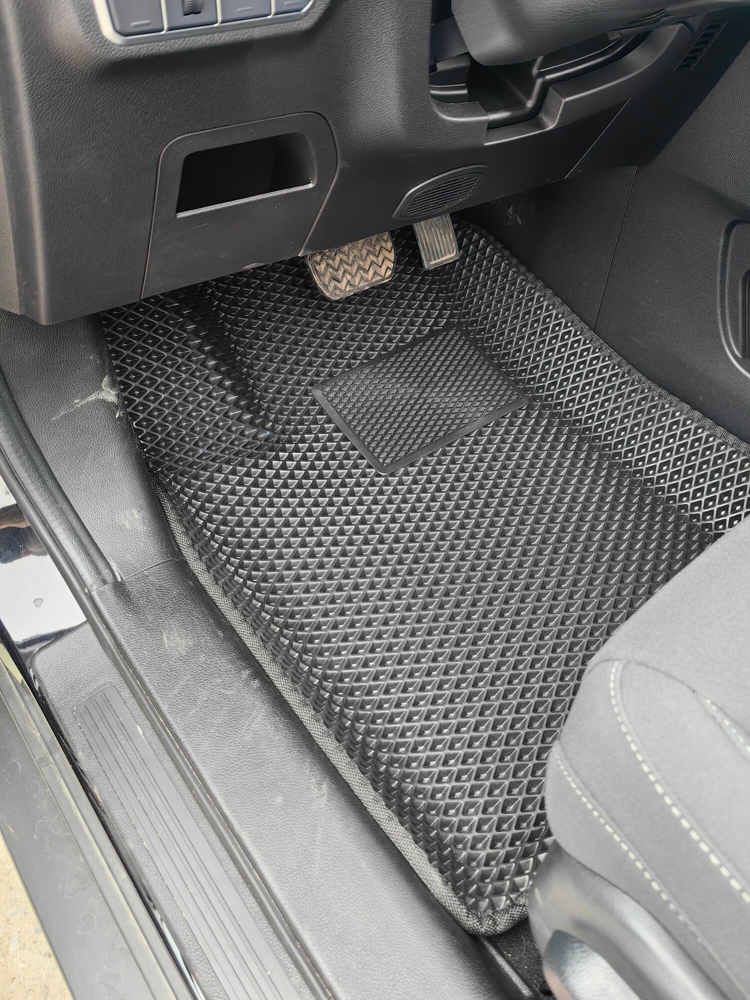 Коврики ЭВА для хавал м6 с бортами и 3D лапкой + подпятник хавейл (EVA) ева (2021-н. в.)