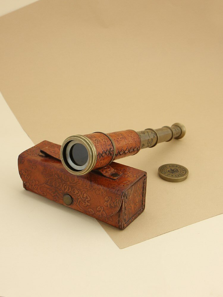Подзорная труба в кожаном футляре