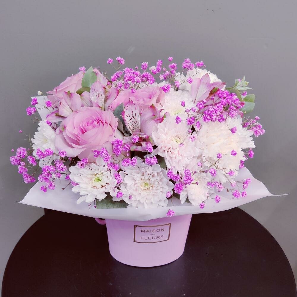 Композиция в коробке из роз, хризантем, альстромерий Моя нежная, 23 см, розовый/белый