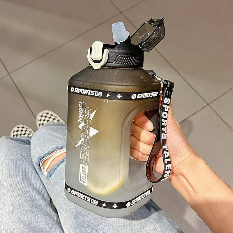 Спортивная бутылка 1,5 л с ручкой и ремешком, градиентный черный